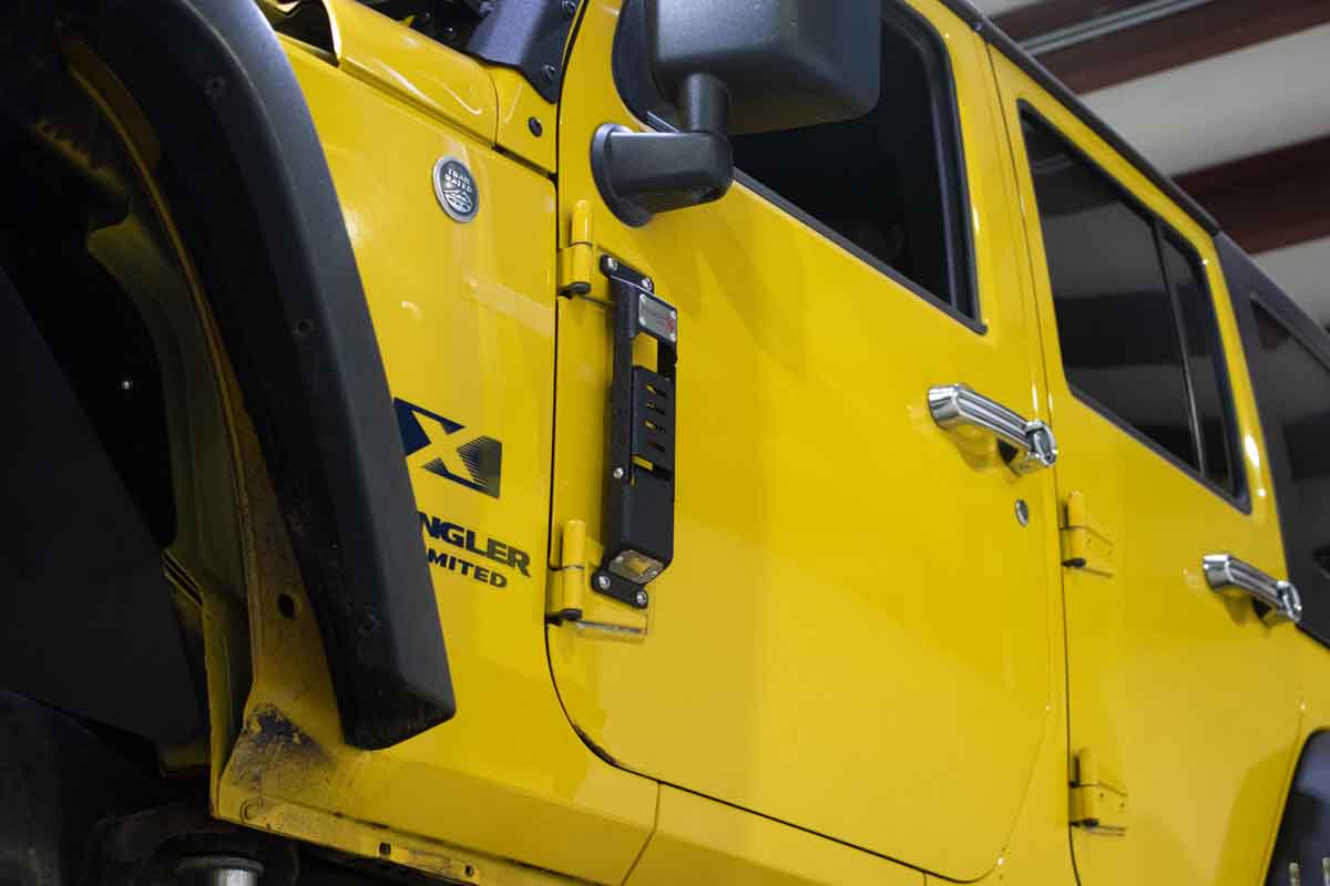 Fishbone Offroad Door Mounted Step Jeep Gladiator GT (20-23) Black Pow